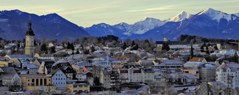 Traunstein, die Stadt vor den Chiemgauer Alpen mit Geschichte