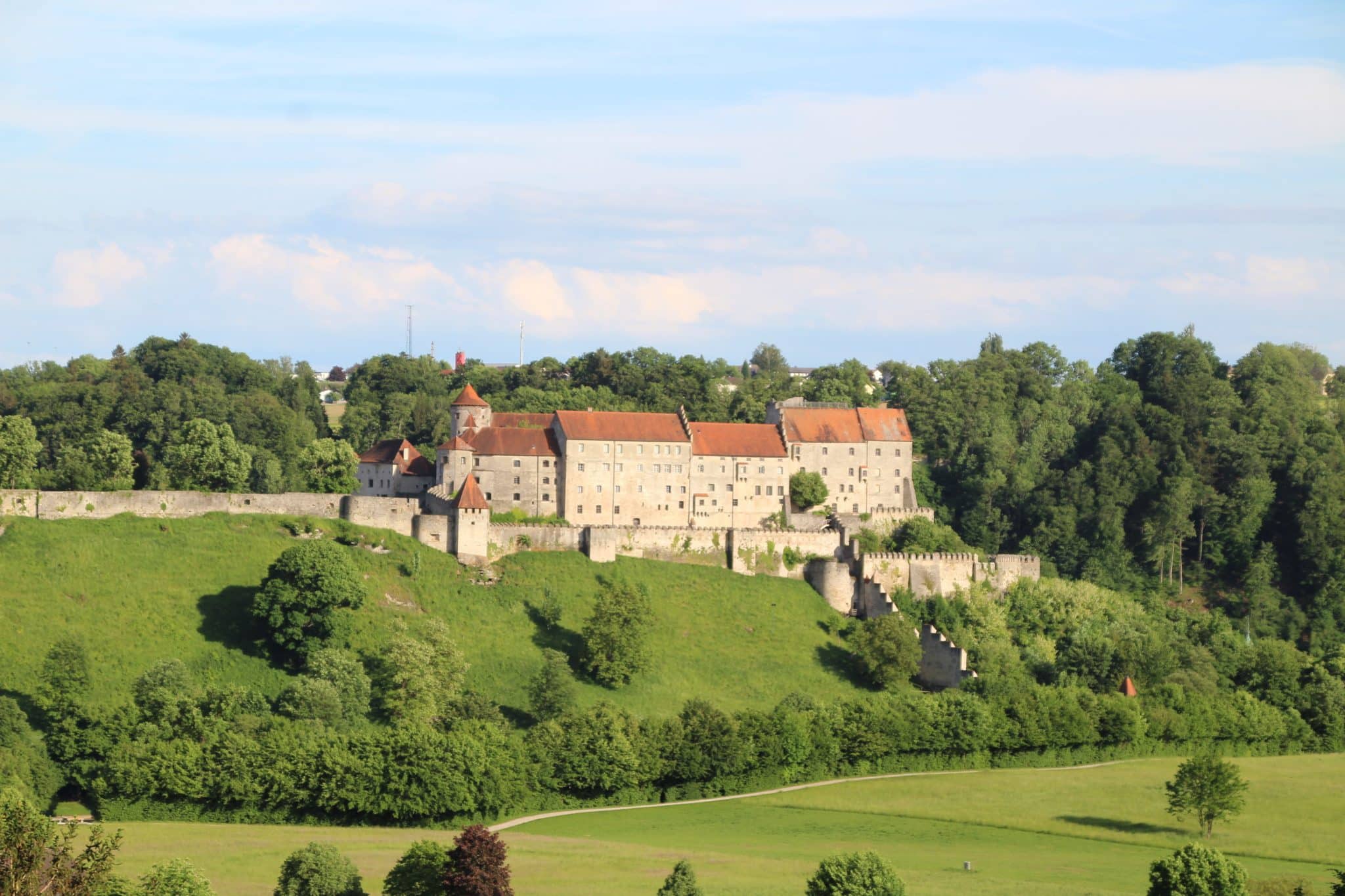 Mittelalterliches Burghausen - und die längste Burg der Welt | @VisitBayern